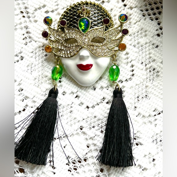 Heidi Daus | Jewelry | Heidi Daus Artful Disguise Mask Pendantpin Combo ...